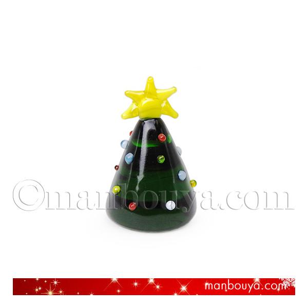 とても小さいミニチュアガラス細工のクリスマスツリー。シンプルな円錐形で、上部には星がついています。色々なミニチュアガラスと組み合わせて、クリスマスのディスプレイやプレゼントに。【サイズ】約高さ2.7×直径1.7cm※小さい商品です。サイズと...
