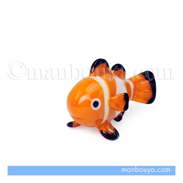 とても小さい硝子製の海の生き物。オレンジが綺麗な熱帯魚クマノミのオブジェ。この商品はグラススクエアさんにリアルカクレクマノミを発注したところ既存のものとは少し違うデザインで入荷したもので、別商品として販売いたします。既存の商品と比べオレンジ...