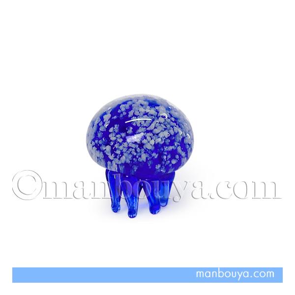 とても小さい硝子製の海の生き物グッズ。海月の置物です。傘の部分が蓄光になっていて、明るい所に置いておくと光を蓄え、暗闇でしばらく光ります。この商品は同メーカーの「蓄光クラゲパープル」の色誤差商品。腕の形も少し違っています。ここのところずっと...