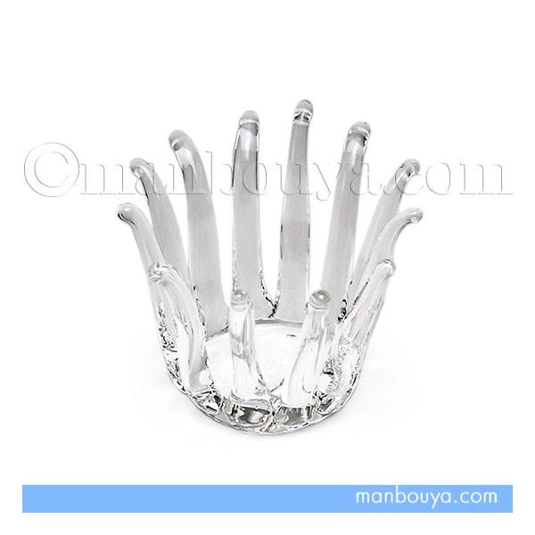 ガラス細工を乗せて飾れるオーナメント。水の王冠のような氷の柱の円形のステージです。柱の長さは後ろに行くにつれ、やや長くなっています。お気に入りのガラス細工と一緒に。涼し気なガラスの置物です。【サイズ】外寸約高さ最大2.8×直径約4.4cm【...