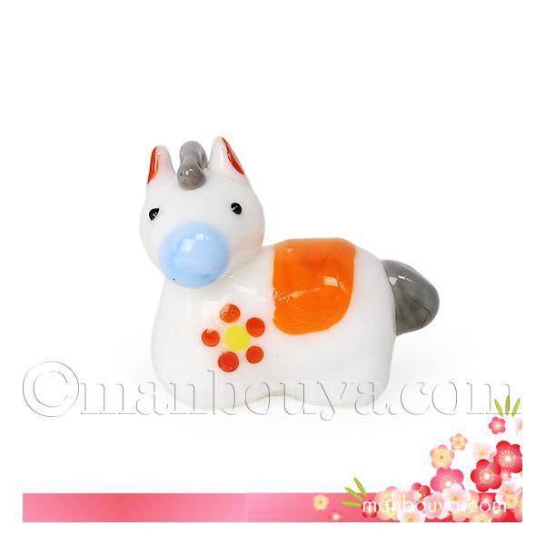 2026年（令和8年）の干支、小さいガラス製のうまの置き物。丸みのある優しいフォルム。表情も穏やかで、かわいいデザインです。門松や梅の花と組み合わせてのディスプレイに。少し大きいサイズ違いもあるので、一緒に飾るのもおすすめです。【サイズ】約...