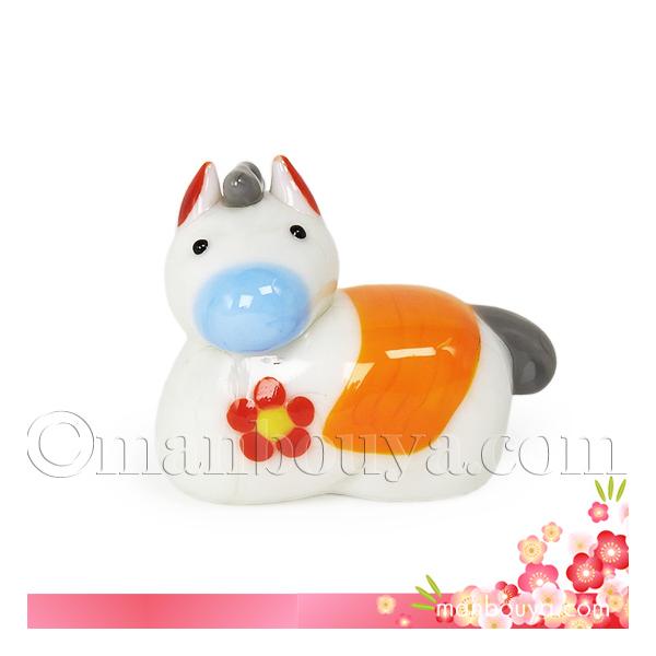 2026年（令和8年）の干支、小さいガラス製のうまの置き物。丸みのある優しいフォルム。表情も穏やかで、かわいいデザインです。門松や梅の花と組み合わせてのディスプレイに。小さいサイズ違いもあるので、一緒に飾るのもおすすめです。【サイズ】約幅4...