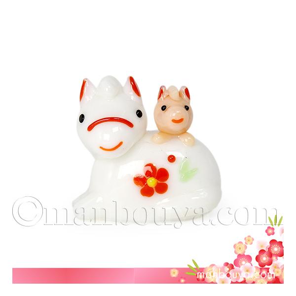 2026年（令和8年）の干支、小さいガラス製の親子うまの置き物。背中に乗った仔馬が、しがみついているようでかわいい。にっこりした表情で、見ていると和みます。門松や梅の花と組み合わせて、迎春のディスプレイに。【サイズ】約幅2.5×高さ2.4×...