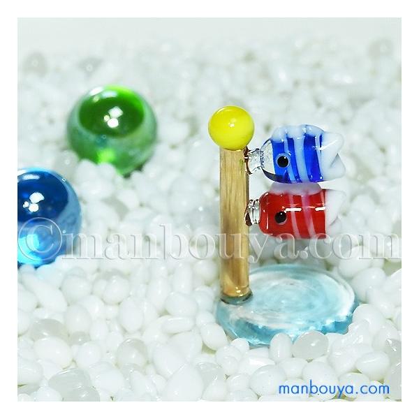 小さい硝子製の季節の小物コイノボリ。ミニミニサイズでとてもかわいいです。水槽のディスプレイや、ジェルキャンドル・テラリウムなどのハンドメイド素材としても。他にも沢山の海洋生物や小物があるので、コレクションしても楽しいです。【サイズ】約高さ2...