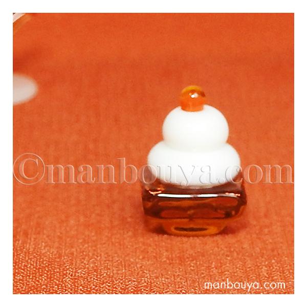 とても小さい硝子細工のかがみ餅です。同社プチシリーズの鏡餅より若干お餅のサイズが小さいですが、三方（台）に足がついて2段になっています。全体のサイズはプチシリーズ鏡餅とほぼ同じです。干支の置物や門松、羽子板などと組み合わせてお正月の飾りに。...