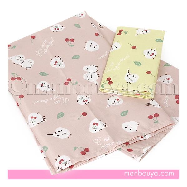 シマエナガ柄のランチクロス。チェリーをくわえたシマエナガがかわいい、ピンクとイエローのセット。お弁当包みやランチョンマットとして。2枚組なので汚れても安心です。【1枚のサイズ】約50×50cm　ピンク・イエロー各1枚 計2枚入り【素 材】ポ...