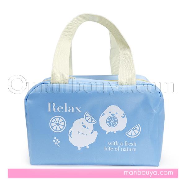 人気の小鳥、シマエナガデザインのランチアイテム。明るいブルーとボックス型がかわいい、お弁当用バッグです。内側はアルミ貼りの保冷、保温仕様。ファスナーが大きく開くので、出し入れもしやすいです。【サイズ】約幅19×高さ12×奥行14cm【材 質...