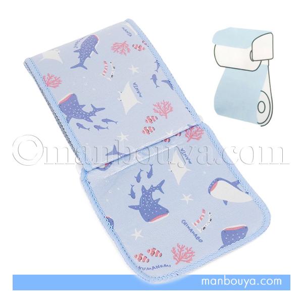 海の生き物のインテリア雑貨。かわいいトイレ用品、ペーパーホルダーカバー。明るいブルーにジンベエザメやエイ、クマノミ、チンアナゴなどが散りばめられた爽やかでかわいいデザインです。接触冷感生地でひんやりという商品なのですが、正直あまりよくわから...