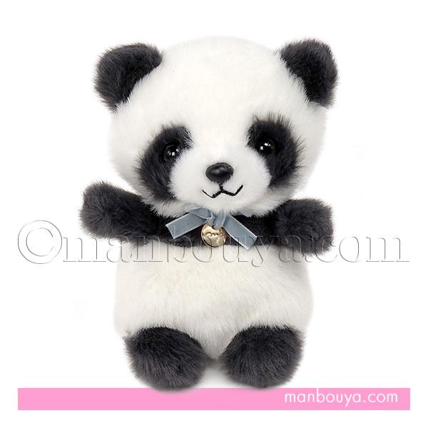 可愛いパンダのぬいぐるみ。ぬいぐるみメーカー、エスワントイズさんのマイポンポンシリーズです。手のひらにちょこんと乗るくらいのサイズ。手足や目の周りなどは真っ黒ではなく、濃いグレー。ふわふわの感触で優しい印象です。首元のリボンと、ブランドの頭...