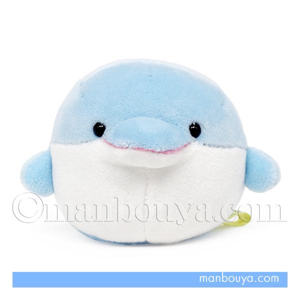 丸い形がかわいいイルカのぬいぐるみ。サンレモンウィングさんの「もちもちお手玉」シリーズ。もっちりもちもち柔らかいので、ついぷにぷにと指で押してしまいます。ポケットに入れておくと握りしめてしまうかも？下の方におもりのペレットが入っているので、...