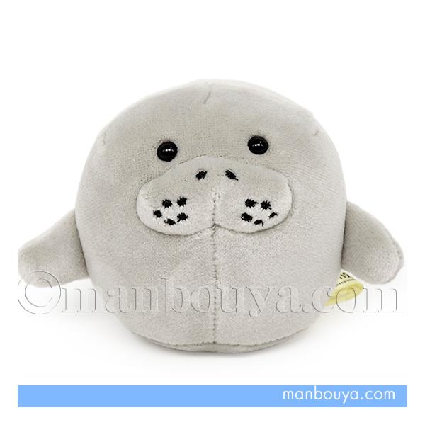 海洋生物マナティーのぬいぐるみ。サンレモンウィングさんの「もちもちお手玉」シリーズ。もっちりもちもち柔らかいので、ついぷにぷにと指で押してしまいます。ポケットに入れておくと握りしめてしまうかも？下の方におもりのペレットが入っているので、丸く...
