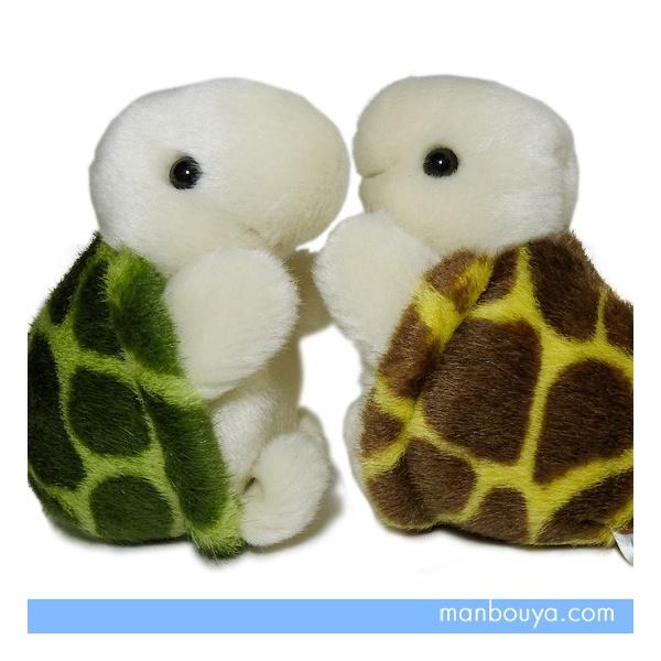 たけのこ（TAKENOKO）さんの亀のぬいぐるみ。にっこりと笑った無邪気な感じの表情。ころんとした甲羅でとてもかわいいです。下の方におもりのビーンズが入って倒れにくくなっています。無き笛入り。 【サイズ】約高さ11×幅7×奥行7cm関連タグ...