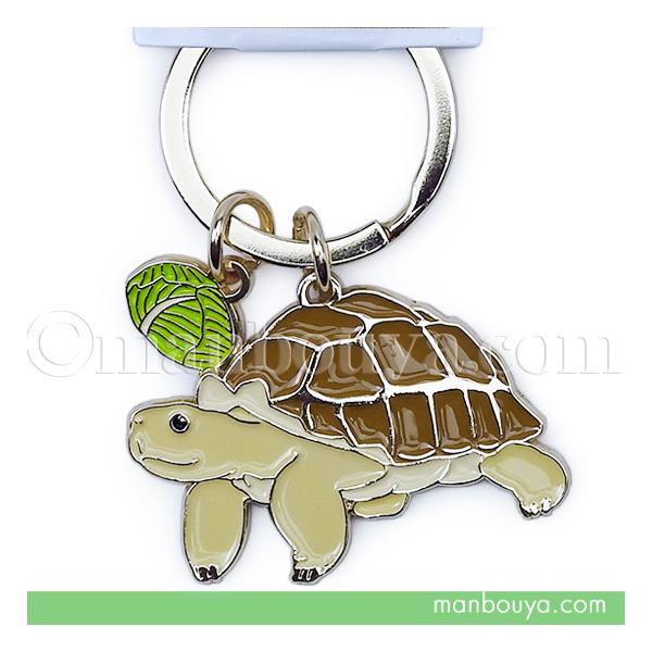 爬虫類リクガメのキーホルダー。しっかりとした金属製。ちらっとこちらを見て微笑んでいるような表情が可愛いです。好物のレタスのチャームもついています。車や家の鍵をまとめるアクセサリーとして、バッグチャームとして使用してもお洒落です。お揃いのピン...