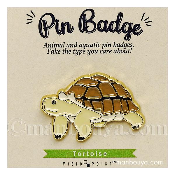 陸亀のアクセサリー・ピンバッジ。画像では黒く映っていますが、甲羅の線や爪なども全てゴールドの縁取りになっています。バッグやリュック、帽子などのグッズにつけて目印やワンポイントに。ジャケットの襟元やシャツの胸元につけてブローチ風につけてもおし...