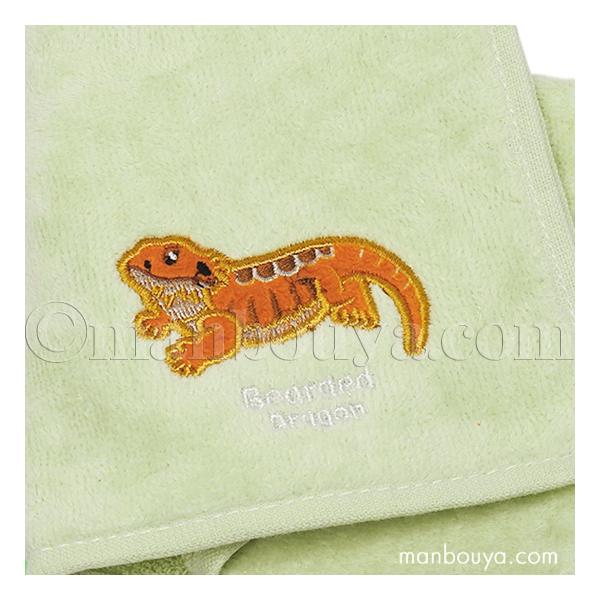 ペットとしても人気のあるフトアゴヒゲトカゲデザインのタオルハンカチ。ワールド商事さんのアニマルハンカチーフシリーズです。サイズは25センチ角。ふんわりとした感触です。ワンポイントの刺繍ワッペンは、横約6.3cmと大きめ。落ち着いたグリーンで...