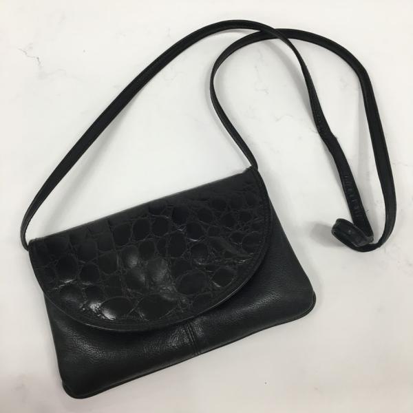 ■商品説明 ＜サイズ実寸＞  幅:約 22cm  高さ:約 14.5cm  奥行:約 3cmショルダーストラップは取り外し可能です。＜素材＞ 表記なし。＜カラー＞ブラック＜付属品＞ 付属品なし。※写真のもので全てです。※外側角部分に擦れ、傷...