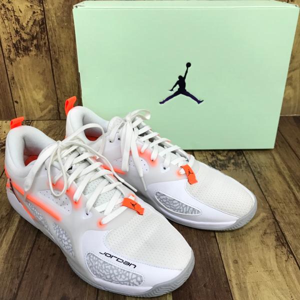 ■商品説明 ＜サイズ実寸＞  JP靴サイズ:28.5cm  くつ幅:約 11cm  全長：約31cm＜カラー＞WHITE/TOTAL ORANGE/WOLF GREY/BLACK＜付属品＞外箱※写真のもので全てです。※ソール、はき口に汚れが...