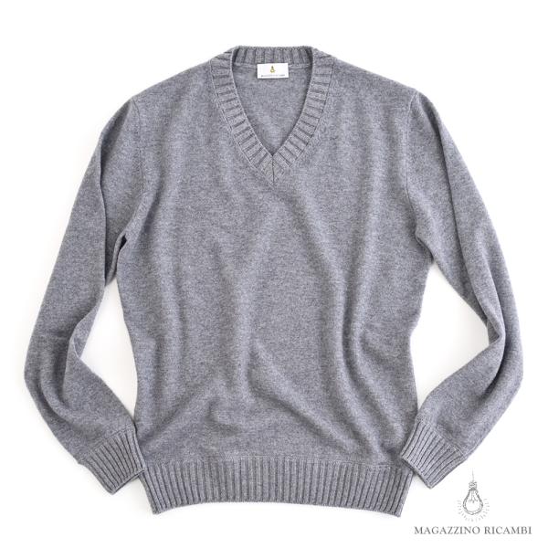 MAGAZZINO RICAMBI マガジーノ リカンビ（Italy） カシミヤ フェルテッド Vネックニット / メンズモデル：81 SCOLLO V FELTED ICONICO F12W色： Flanel ミディアムグレー素材：カシミ...
