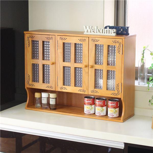 【商品名】 リーフ柄 カウンター上収納 調味料ラック【ライトブラウン】 上置き 引き戸 収納 棚 両面開閉 木製 幅68cm おしゃれ キッチン 完成品 【ジャンル・特徴】 置くだけでカフェみたいな雰囲気を味わえるオリーブのリーフ柄のカウン...