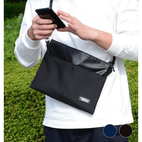前面に2種類の生地を使用したコンビネーションデザイン。財布やスマホ、鍵など必要最低限の荷物の持ち運びに最適なサコッシュ。主張し過ぎないサイズ感とシンプルフェイスは、男女問わず使い易く、コーディネートのアクセントになります。サイズ（約）：W3...