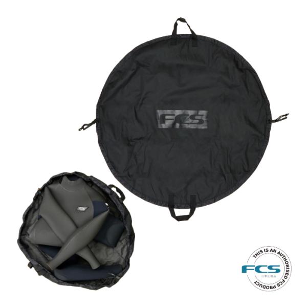 【発売日：2022年09月27日】【 CHANGE MAT 】サーフィンの着替えに大活躍！砂の上や芝、アスファルトなどで、足裏もウェットスーツも汚さずに着替えができるお着替えマット。ウェットや水着を脱いだ後は、両サイドのドローコードを引っ張...