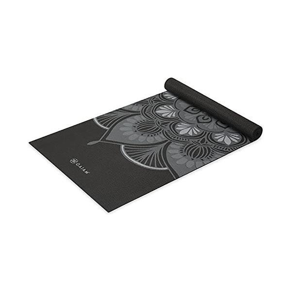 ヨガマット フィットネス 05-64296 Gaiam Yoga Mat - Classic 4mm Print Thick Non Slip Exercise &amp; Fitness Mat for All Types of Yoga...