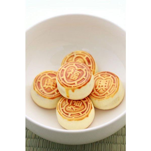 第43回長崎県優良特産品新作展'12奨励賞受賞「こうふくまんじう」は、長崎を代表する中華菓子のひとつ月餅(げっぺい)をひと口サイズにしたもので、「興」と「福」の字を囲むハート型は蘇鉄(そてつ)の実をイメージしています。興福寺の本堂前には樹齢...