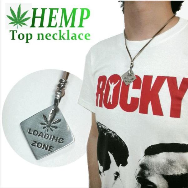 メール便(ゆうパケット)なら送料２５０円！※代引きや日時指定はできません。■革ヒモ ネックレス ・素材：本革×合金トップ ・サイズ  革ヒモ：全長約８２cm※自由に長さ調整出来ます♪ トップ部分：約３．８cm×３．８cm※トップは性質上、微...