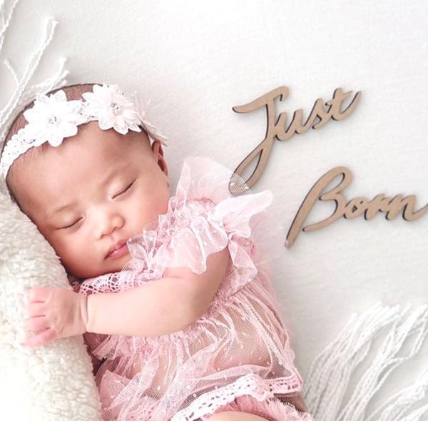 赤ちゃんのニューボーンフォトに使える木製JustBornです♪木製なので大切に保管すれば2人目、3人目でも長く使用できます。ナチュラルテイストでシンプルなので隣に置いて撮るだけでとてもとても素敵な写真になります薄くて軽いので壁飾りとしても使...