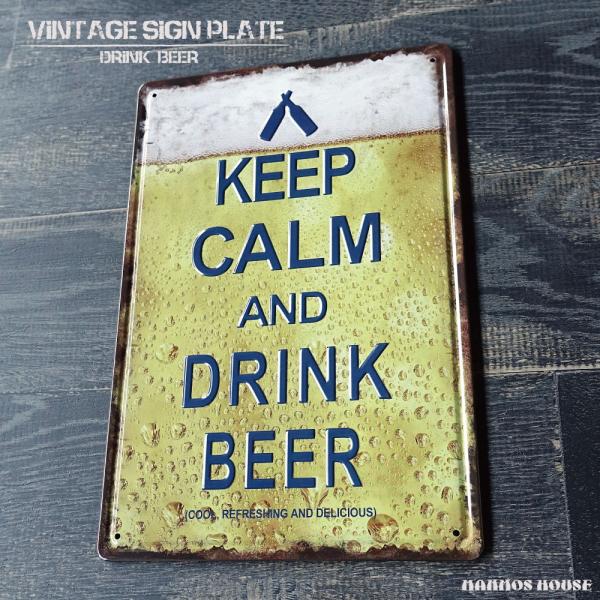 「KEEP CALM AND DRINK BEER」の看板をオシャレにデザインしたブリキ看板です。お部屋やガレージ、お店等の空間を演出。ブリキ看板は薄くてとても軽いため、画鋲程度のピンでも簡単に飾れますので賃貸でも安心です。サイズ：幅300...