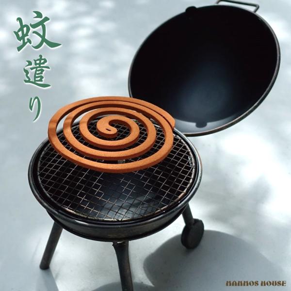 置いておくだけでも面白い、バーベキューコンロをモチーフにした蚊遣り器一年中オブジェとして飾っておきたくなりそう♪サイズ:幅16×奥行20×高さ13.5(cm)材質:ブリキ〜アンティーク調について〜使い込んだ風合いを出す為にデザイン上、塗装の...