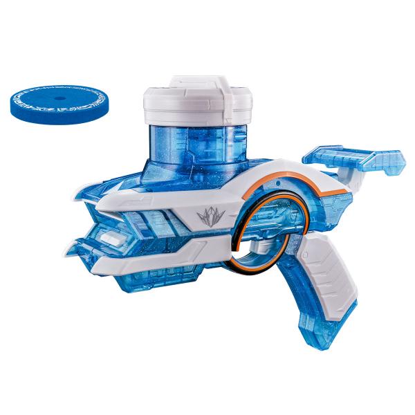 『魔進戦隊キラメイジャー』より、弾丸発射ギミックを搭載した「煌輝銃 DXキラメイショット」が登場！本体ボディはラメ入りのクリアブルーカラーで超キラキラ！付属の弾丸「キラメイバレット」を本体に装填し、レバーを引くと必殺技モードに！トリガーを引...