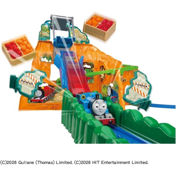 プラレールトーマスが猛スピードで滝を急降下！ 急降下のいきおいで積み荷＆大きな岩がダイナミックにダブルでぶっとぶ！スリル満点!!全高約230mmの岩山からジェットコースターみたいにプラレールトーマスがビューン!!と急降下!!急降下のいきおい...