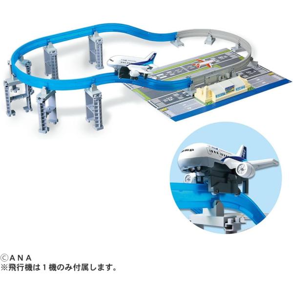 【発売日：2026年10月01日】プラレールに飛行機が登場！旋回時に飛行機が傾いて飛行！離着陸時にタイヤが昇降！リアルな飛行ギミックが楽しい！さらに、付属のマップシートで「トミカ」や「プラレール」と一緒に遊べる！ 飛行機・レール・情景が入っ...