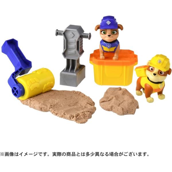 楽しいお砂付き!お砂で工事遊びを楽しもう!「ラブル＆クルー」で活躍するラブル・ミックスのフィギュアとお砂のセットが登場!(1)お砂と小物を使って工事遊びを楽しもう!(2)遊んだ後のお砂はケースに入れてお片付けできるよ!セット内容フィギュア(...