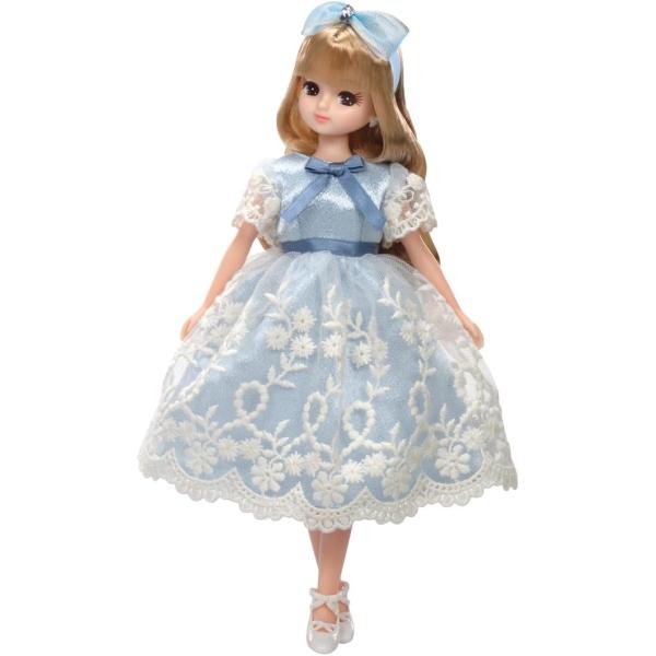 上品なブルーのドレスを着て大きなリボンカチューシャをしたリカちゃんです。スカートと袖がクラシカルなデザインです。カチューシャの大きなリボンの中央にはラインストーンがキラリと光っています。リボンデザインのバレエシューズはパールホワイトです。セ...