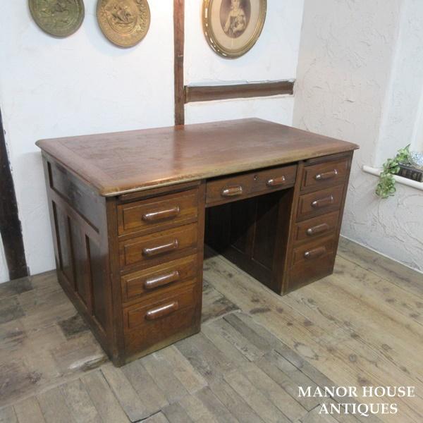 6047e イギリス アンティーク 家具 Crusader デスク 机 作業台 引き出し 収納 店舗什器 英国 木製 オーク DESKサイズ　W:1370　D:810　H:764　※若干の誤差はご容赦下さい。※スマートフォンでご覧のお客様は...