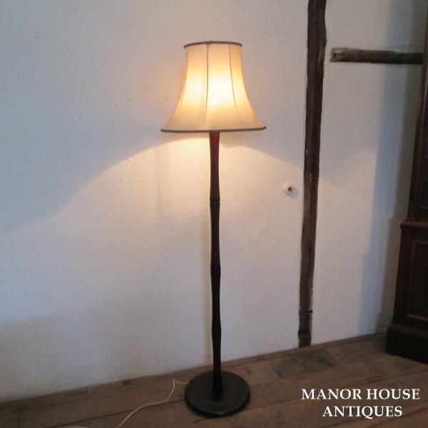 6150e イギリス製 アンティーク 家具 フロアスタンド フロアランプ 照明 店舗什器 木製 マホガニー 英国 OTHERFUNITUREサイズ　シェードの直:450　全体のH:1640　台座の直:320　コードの長:約1650　※若干の...