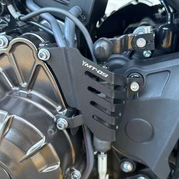 製品説明：製品名: ギアシフトレバーセンサーブレーキマスターシリンダーガード状態: 100% 新品、高品質効果: シフトレバーブレーキセンサーマスターシリンダーを保護します。材質：高品質アルミニウム色: 黒フィットメント:ヤマハトレーサー ...