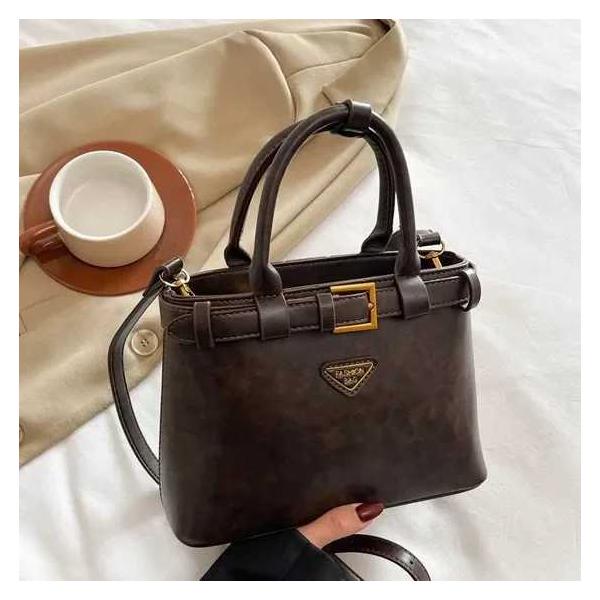 多用途な使用法:通勤用のクロスボディバッグとして最適で、スタイリッシュな外観を維持しながらハンズフリーで持ち運びが便利です。 柔らかい素材:柔らかい素材で作られたこのバッグは、快適さと耐久性を提供し、日常の磨耗に耐えることができます。 すべ...