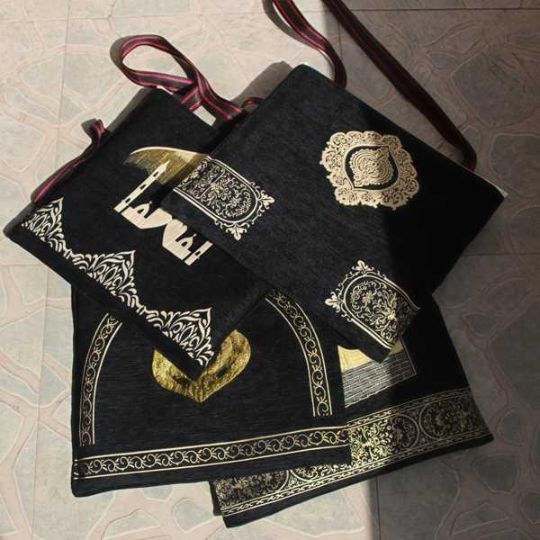 特徴： 快適で穏やかな礼拝体験を実現するコットン生地を使用したイスラム教徒の祈りマットで、祈りの優雅さと精神性を体験してください。 この祈りマットはお手入れが簡単で、実用的で美しいです。 家庭、モスク、または旅行中に使用するこのイスラムの祈...