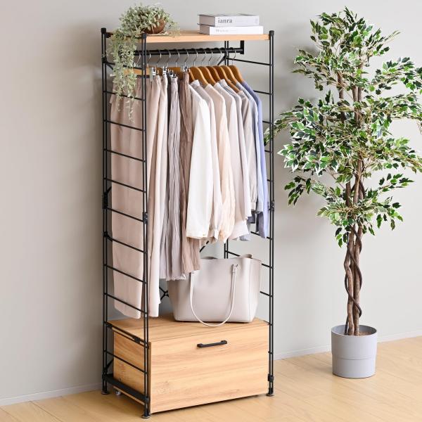 カラー：オークサイズ：幅65.5×奥行43.5×高さ161cm【収納力ばつぐんのワードローブ】キャスター付きのワゴンが付いたウッドシェルフです。衣類とカバンや小物などをこれひとつでひとまとめに収納できます。【カンタン高さ調節】棚板は高さが変...