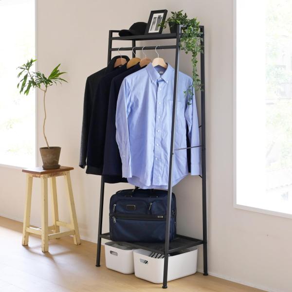 カラー：ブラックサイズ：幅65×奥行37.5×高さ154.5cmスタイル：カジュアル【棚付きハンガーラック】棚付きなので衣類と一緒にバッグや帽子も収納できるハンガーラックです。身支度に必要なものを一式まとめて収納しておけます。【すっきり壁付...