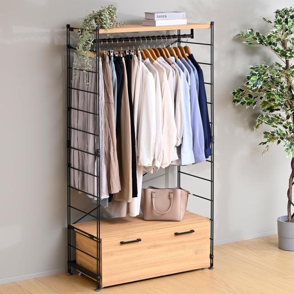 カラー：オークサイズ：幅85.5×奥行43.5×高さ161cm【収納力ばつぐんのワードローブ】キャスター付きのワゴンが付いたウッドシェルフです。衣類とカバンや小物などをこれひとつでひとまとめに収納できます。【カンタン高さ調節】棚板は高さが変...