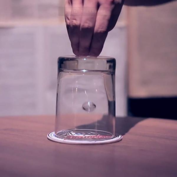 カラー：緑(ハイネケン)古典の大人気のコインマジックが凄い進化をして登場！コースターの上にグラスを口を下にして置きます。 １枚のコインをグラスの底に叩きつけます。 すると、コインは瞬間にグラスの中に入ってしまいます。とっても自然なものだけで...