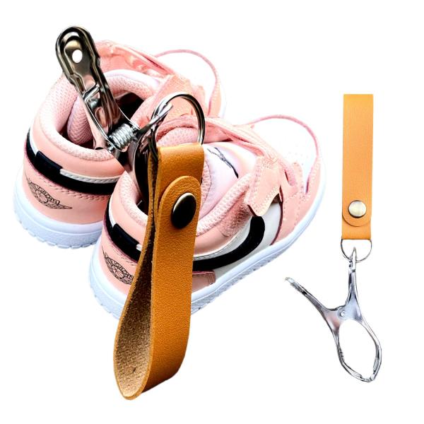 カラー：ライトグリーンスタイル：simpleシンプルでオシャレ、PUレザー+ステンレスピンチの「シューズクリップ」。様々な用途に使えます。シューズはもちろん、衣類、タオル、キャップなどベビーカーに装着、リュックやベルトに装着もOK！2本使用...