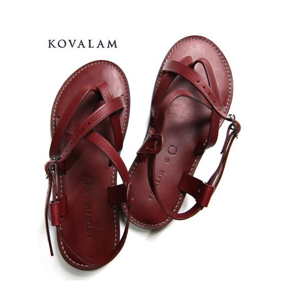 アッパーのストラップはバックルから剣先まで1本に繋がっていて部分的な調整を細かく行えます。ストラップがきつくてもゆるくても細かなサイズ調整ができる機能がこのサンダルの特徴です。革はイタリア、トスカーナ州の名門タンナー＜バタラッシ・カルロ社＞...