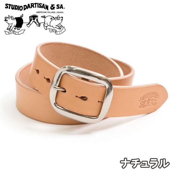 牛の腰から臀部にかけての一頭からわずかしか取れない希少なベンズレザー。こちらを使って作ったベルトです。タンニンなめしを施された良質なレザーならではの温かみを兼ね備えたこのレザー、 経年変化により味わい深い風合いになります。丸みのある厚手のバ...