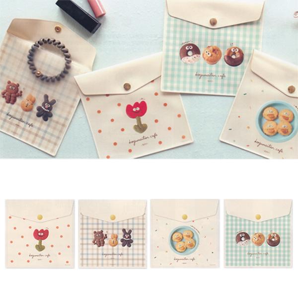 お顔のついた個性的なお菓子が話題の「こぐまいたんカフェ」とのコラのアイテムです。<br>表面はうっすら中身が見えるクリア素材を使用。身の回りのちょっとした小物や、手帳デコ用のアイテム、化粧品入れなど様々にご活用いだけます。■サイ...