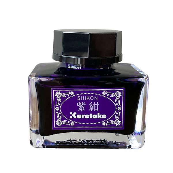 「明治のいろ」インクは、その名からイメージいただける通り明治の時代に思いを馳せた、その時代に流行した色をイメージしたカラーインク。紫紺＜しこん＞は、女性たちの衣類などにも江戸の「粋(いき)」を受け継ぐ「藤色」や「紫色」が多く「紫の時代」とい...